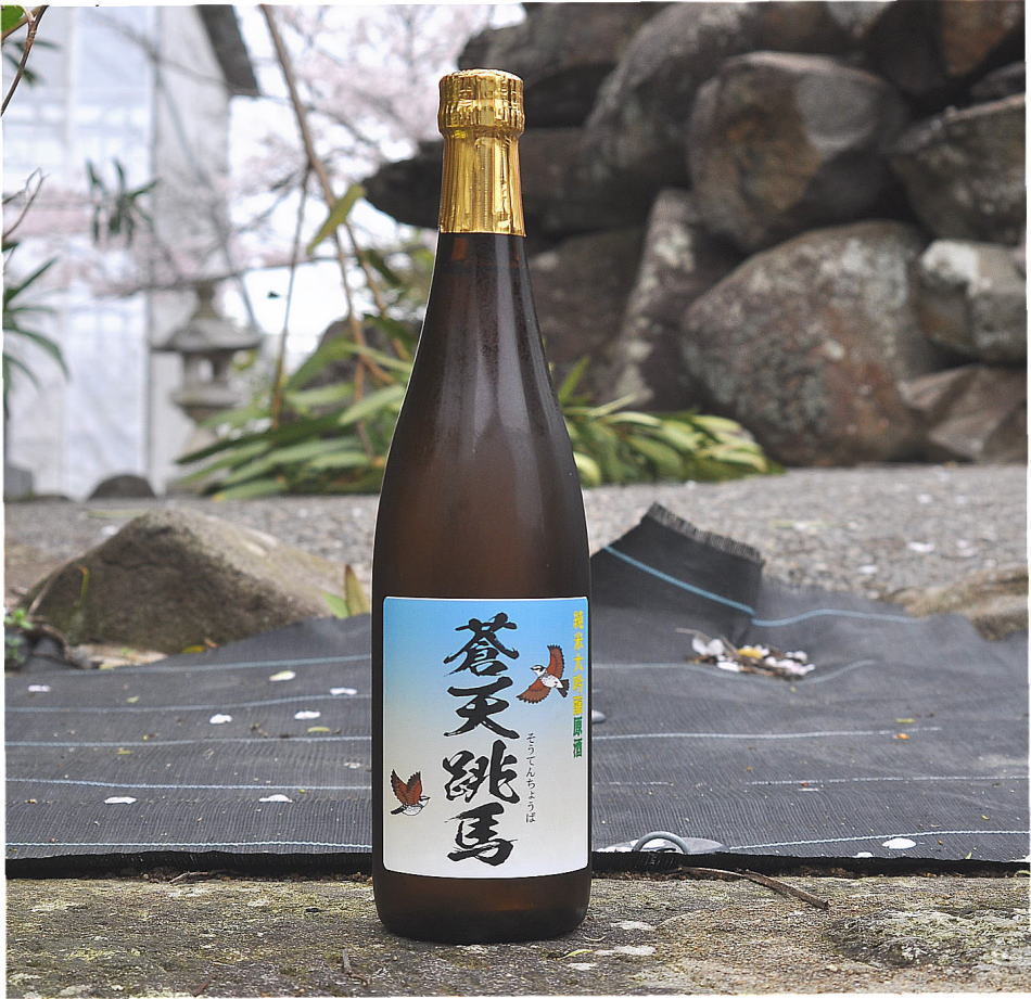 　 ●少し辛口でスッキリした味わいの辛口のお酒です。 福井県立大学と公益財団法人若狭湾エネルギー研究センター様の共同開発で誕生した酒米『山田錦FW1号』を使用しました。 商品名 富久駒　純米大吟醸　蒼天跳馬 内容量 720ml 原材料 米・...