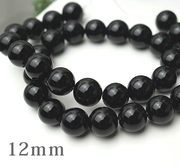 商品情報天然石オニキス形状ラウンドビーズ(穴あき)粒サイズ約12mm（±0.5mm）通し穴サイズ約1mm前後注意事項※紐で通した連の状態からランダムに選んだ物をお届けさせて頂きます。※天然石の為、一粒ごとに色合いや模様が異なるものもございま...
