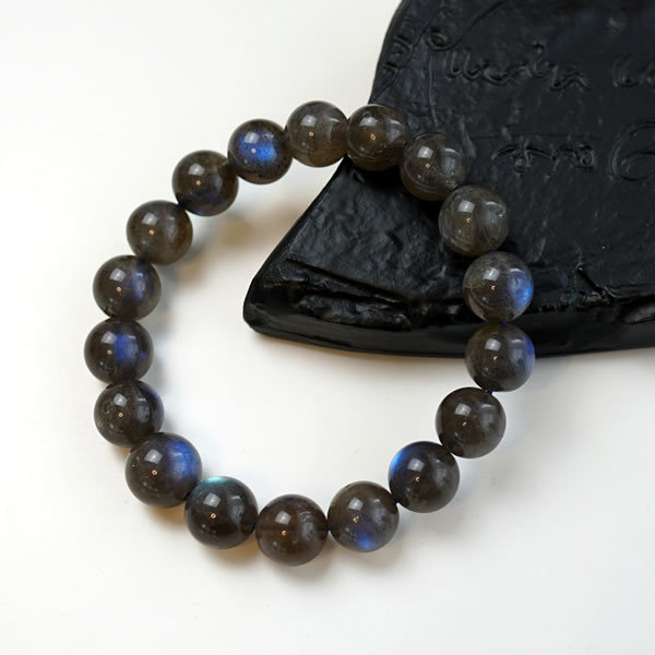 商品情報天然石ラブラドライト　約11mmサイズ内周：約16.5cm【サイズ選択可能】※サイズは玉の増減で調整します為、多少の誤差が生じることがございます。素材伸縮性のある繊維質のオペロンゴムを玉サイズに合わせて2重〜4重で使用しています。ゴ...