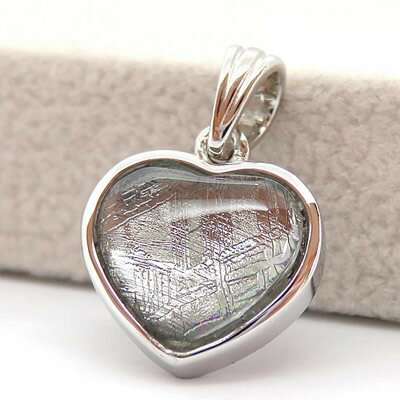 商品情報 天然石 ギベオン隕石（メテオライト）素材 シルバー925・ロジウムコーティングサイズ 約11×12×4mm （バチカン含まず）約2g多少の個体差があります。付属品 ネックレスチェーン、ポーチ天然石製品について 天然石製品の特徴とし...