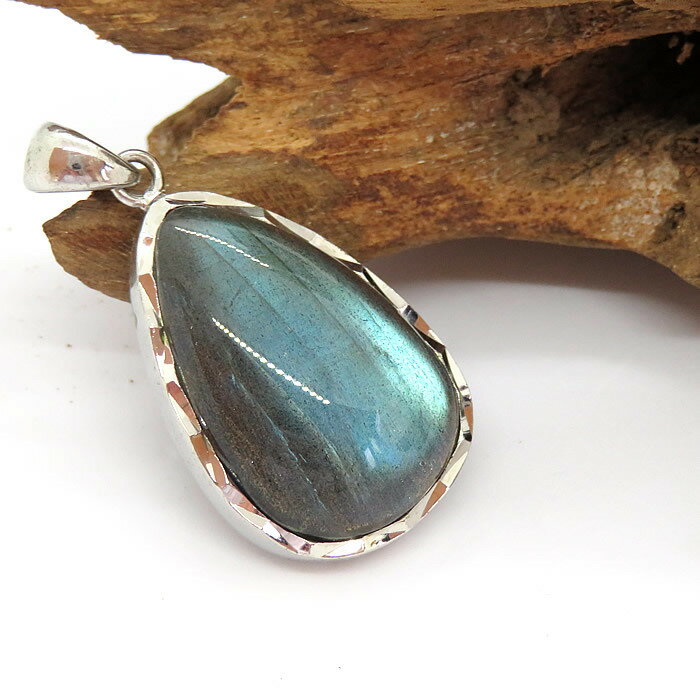 商品情報 天然石 ラブラドライト素材 シルバー925サイズ 約28×19×8mm （バチカン含まず）約9g付属品 ネックレスチェーン、ポーチ天然石製品について 天然石製品の特徴として天然由来の傷やくぼみ、内包物やクラック等が含まれることがあ...