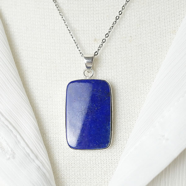 商品情報天然石ラピスラズリ素材シルバー925サイズ約30×20×5mm （バチカン含まず）約9g付属品ネックレスチェーン、ポーチ天然石製品について天然石製品の特徴として天然由来の傷やくぼみ、内包物やクラック等が含まれることがあります。多少の...