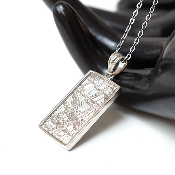 商品情報天然石ギベオン隕石（メテオライト）素材シルバー925・ロジウムコーティングサイズ約25×15×2mm （バチカン含まず）約4g付属品ネックレスチェーン、ポーチ天然石製品について天然石製品の特徴として天然由来の傷やくぼみ、内包物やクラ...