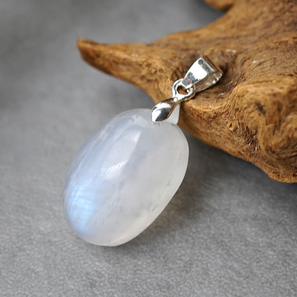 商品情報天然石レインボームーンストーン（ホワイトラブラドライト）素材シルバーサイズ約22×15×10mm（バチカン含まず）約6g付属品ネックレスチェーン、ポーチ天然石製品について天然石製品の特徴として天然由来の傷やくぼみ、内包物やクラック等...