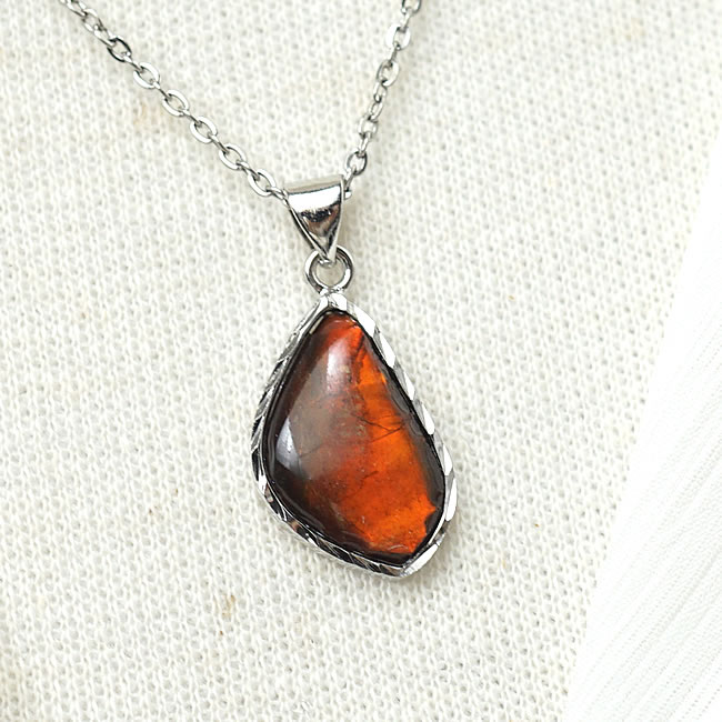 商品情報天然石アンモライト素材シルバー925サイズ約20×13×3mm （バチカン含まず）約3g付属品ネックレスチェーン、ポーチ天然石製品について天然石製品の特徴として天然由来の傷やくぼみ、内包物やクラック等が含まれることがあります。多少の...