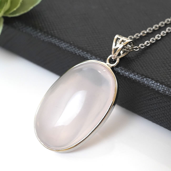 商品情報天然石ローズクォーツ素材シルバー925サイズ約30×20×9mm （バチカン含まず）約9g付属品ネックレスチェーン、ポーチ天然石製品について天然石製品の特徴として天然由来の傷やくぼみ、内包物やクラック等が含まれることがあります。多少...