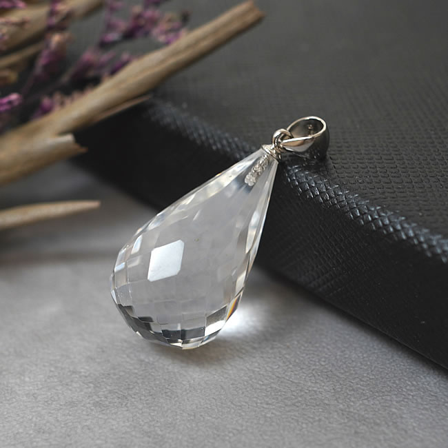 商品情報天然石水晶素材シルバー925サイズ約28×16mm （バチカン含まず）付属品ネックレスチェーン、ポーチ天然石製品について天然石製品の特徴として天然由来の傷やくぼみ、内包物やクラック等が含まれることがあります。多少の天然由来のイメージ...