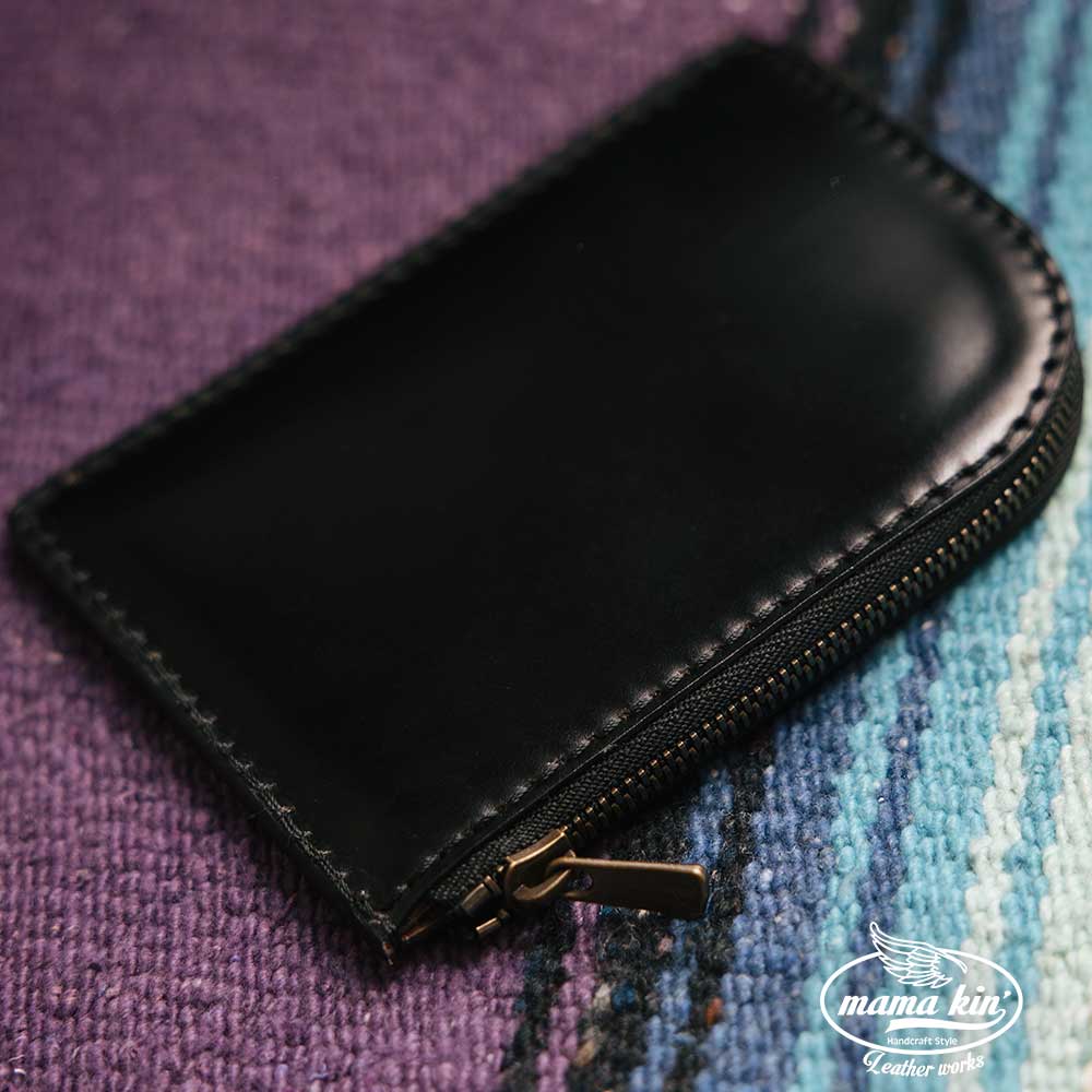 INFOMATION 商品説明 希少性、耐久性、美しさに優れた“革の王様”と称されるコードバン。 コードバンは、一頭の馬からごくわずかな部分からしか採れず、高級で希少価値の高い貴重な素材です。 コードバンの深い色合いと滑らかな手触りが魅力の...