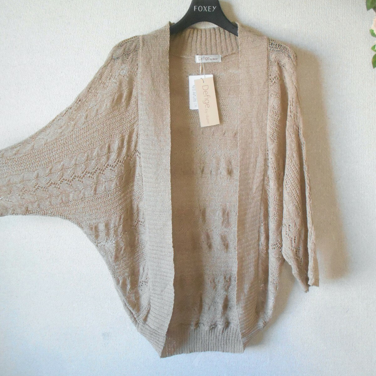 商品情報商品説明デフィジェ バイ デュレルのカーディガンになります。お色はベージュ系で春夏を中心に着ていただけるお品です。7分袖くらいのドルマンスリーブで、とっても素敵なデザインです。ご不明な点はご遠慮なくお問い合わせください。コンディショ...