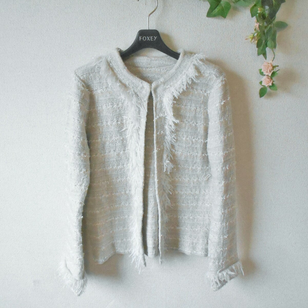 商品情報商品説明ソークロースのノーカラージャケットになります。お色は薄いベージュ系やグレー系等、多色使用で秋冬を中心に着ていただけるお品です。前はトップの1フックで、とっても素敵なデザインです。ご不明な点はご遠慮なくお問い合わせください。コ...