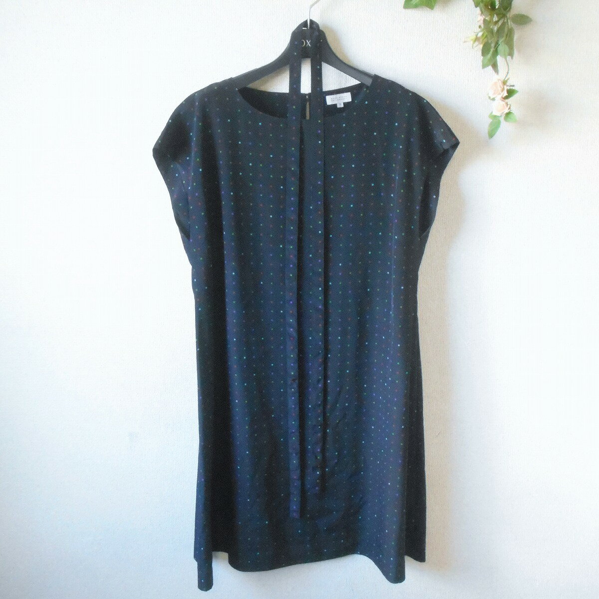 商品情報商品説明マッキントッシュフィロソフィーのワンピースになります。お色はネイビーベースで夏を中心に着ていただけるお品です。ウエストリボンが付いた、とっても素敵なデザインです。＊インナースリップがセットで付きます。ご不明な点はご遠慮なくお...