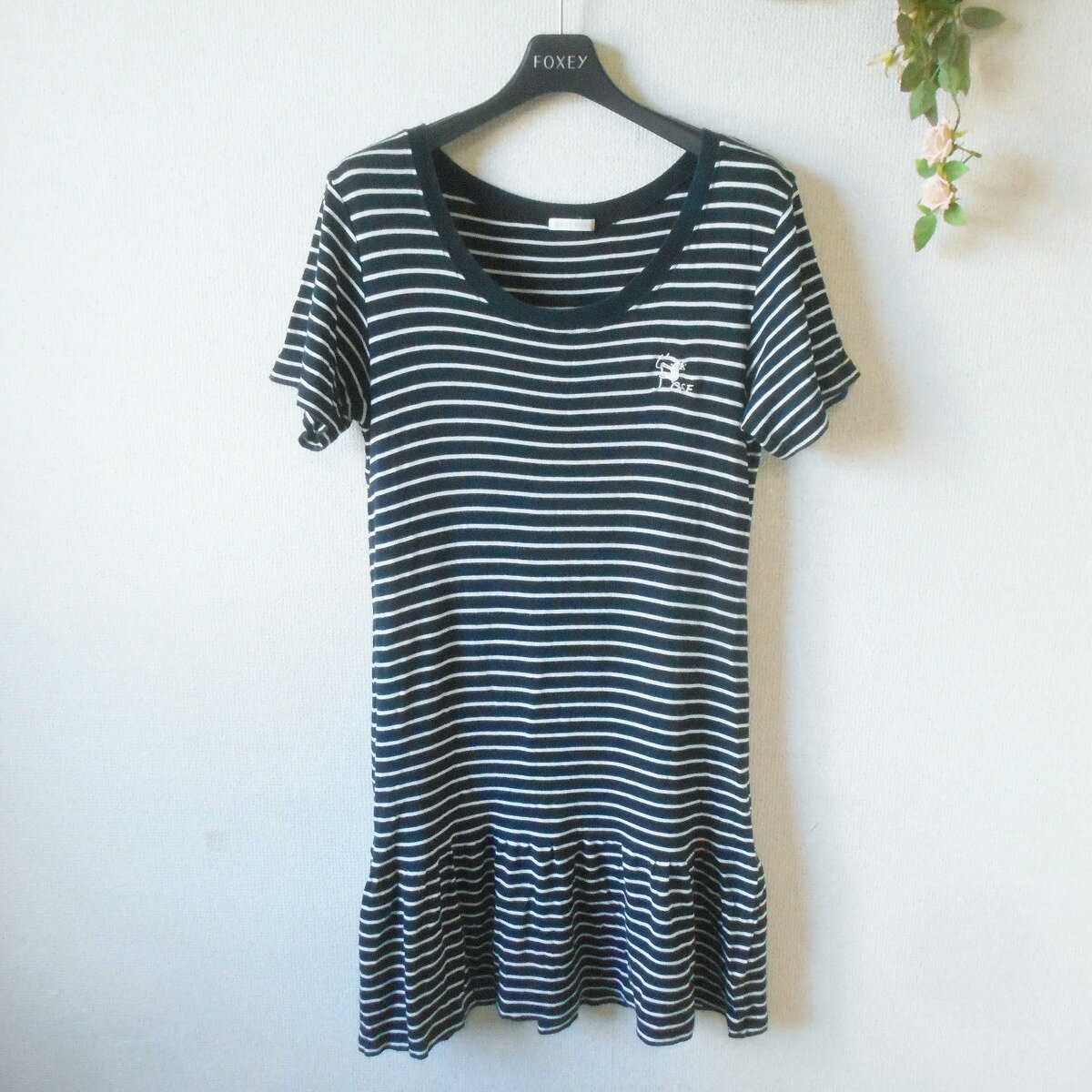 商品情報商品説明レストローズのワンピースになります。お色は白黒のボーダー柄で、夏を中心に着ていただけるお品です。胸にはネコ？ちゃんの入ったROSEの刺繍が入った、とっても可愛いデザインです。ご不明な点はご遠慮なくお問い合わせください。コンデ...