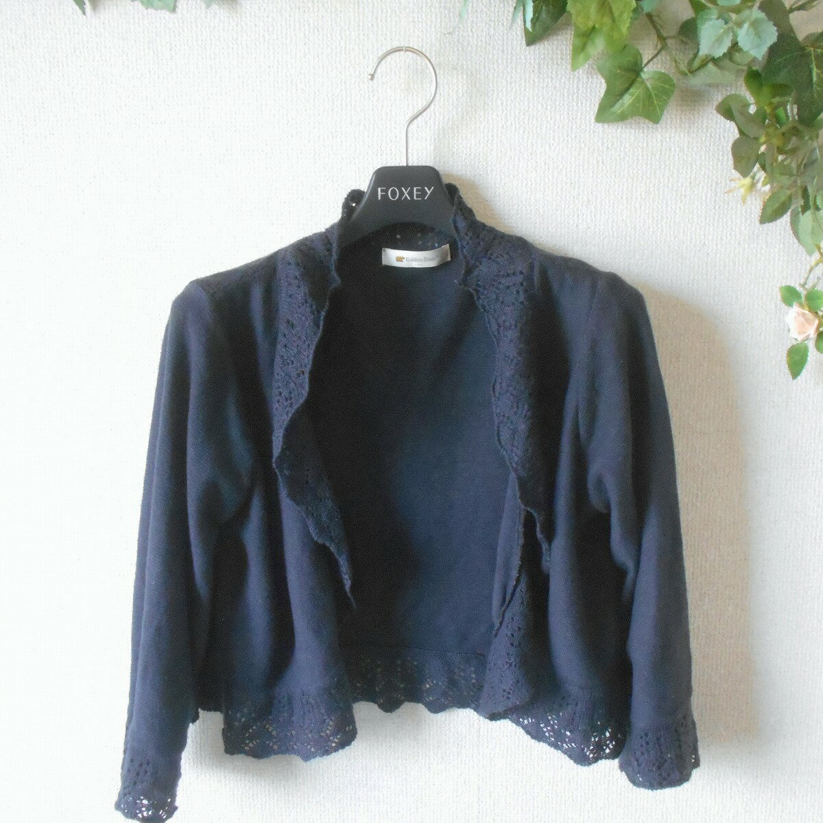 商品情報商品説明ゴールデンベアのレディース用カーディガンになります。お色はネイビー系で春夏を中心に着ていただけるお品です。前はボタン等はなく羽織っていただくデザインです。ご不明な点はご遠慮なくお問い合わせください。コンディション【状態】US...