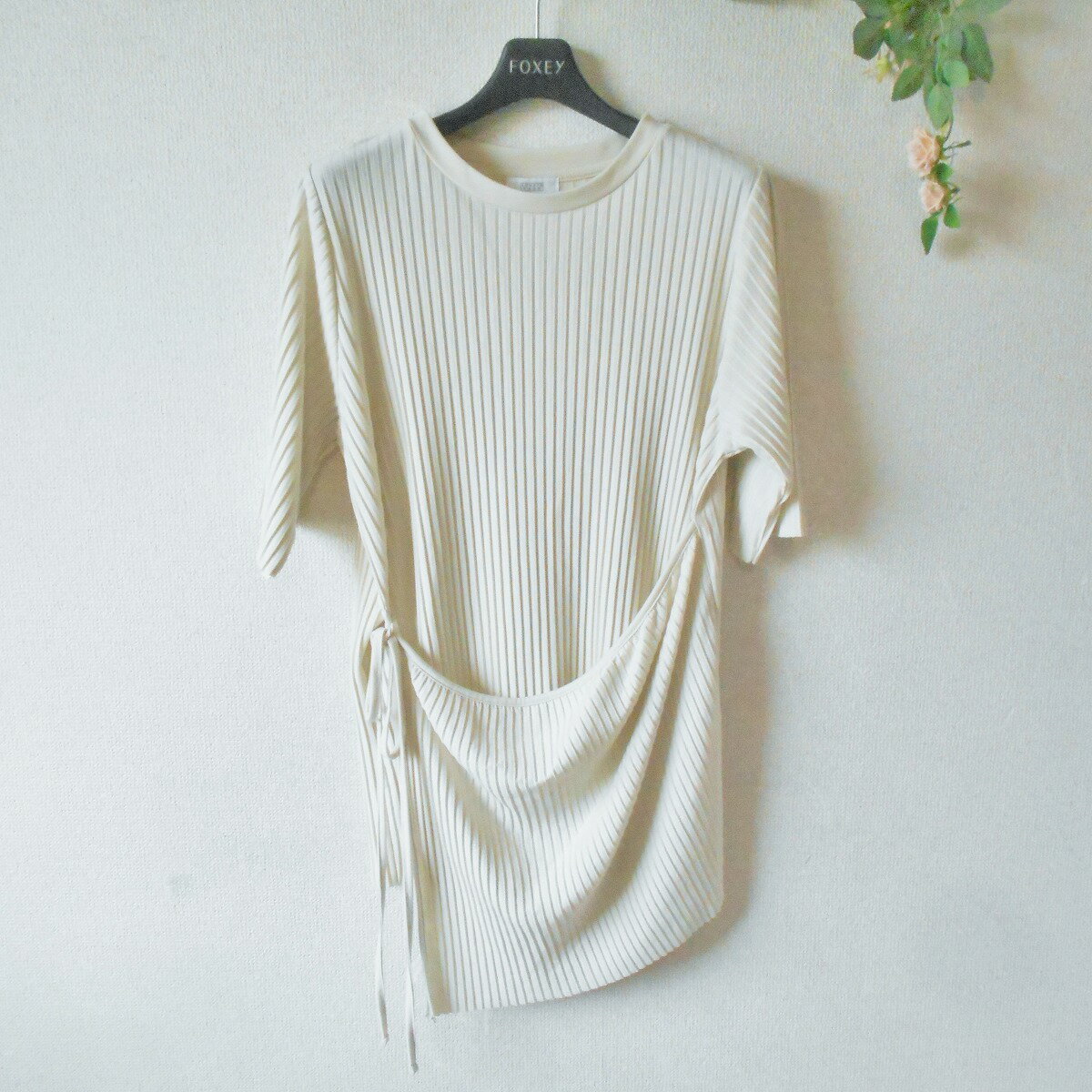 商品情報商品説明ローリーズファームのレディース用カットソーになります。お色はベージュ系で夏を中心に使用していただけるお品です。プリーツ使用の生地で、とってもお洒落なデザインです。ご不明な点はご遠慮なくお問い合わせください。コンディション【状...