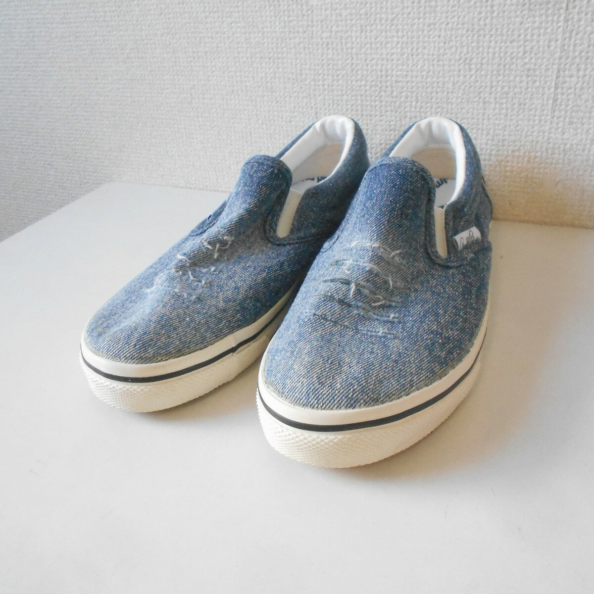 商品情報商品説明アーノルドパーマーのスリッポンシューズになります。デニム風のダメージ入りで、とってもお洒落なデザインです。ご不明な点はご遠慮なくお問い合わせください。コンディション【状態】タグなしの未使用品になります。＊箱なしのため、エアー...