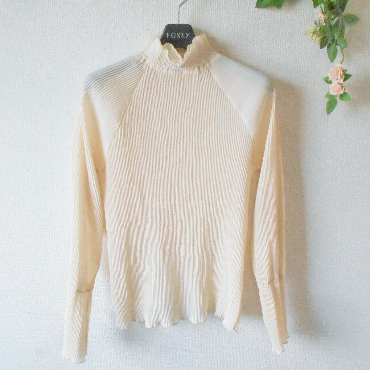 商品情報商品説明kalebeeのレディース用ブラウスになります。お色は薄いベージュ系で春夏を中心に着ていただけるお品です。全体にプリーツが使用された、とっても素敵なデザインです。ご不明な点はご遠慮なくお問い合わせください。コンディション【状...