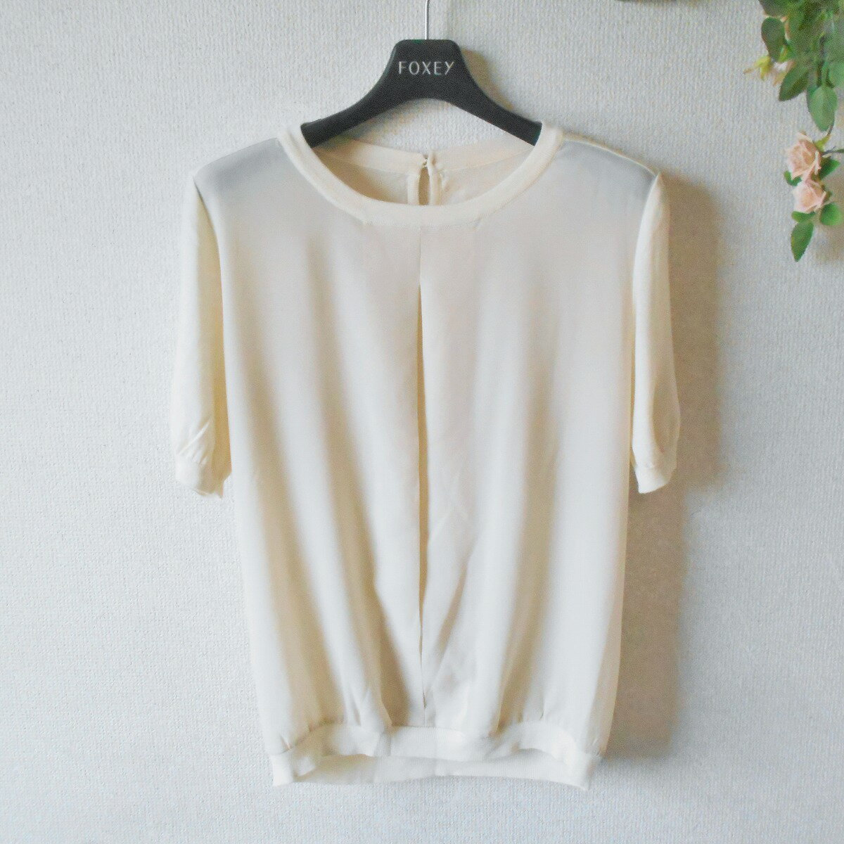 商品情報商品説明三陽商会、マッキントッシュフィロソフィーのレディース用トップスになります。お色は薄いクリーム系で夏を中心に着ていただけるお品です。前身頃は少し透け感のある生地に切替られた、とっても素敵なデザインです。ご不明な点はご遠慮なくお...