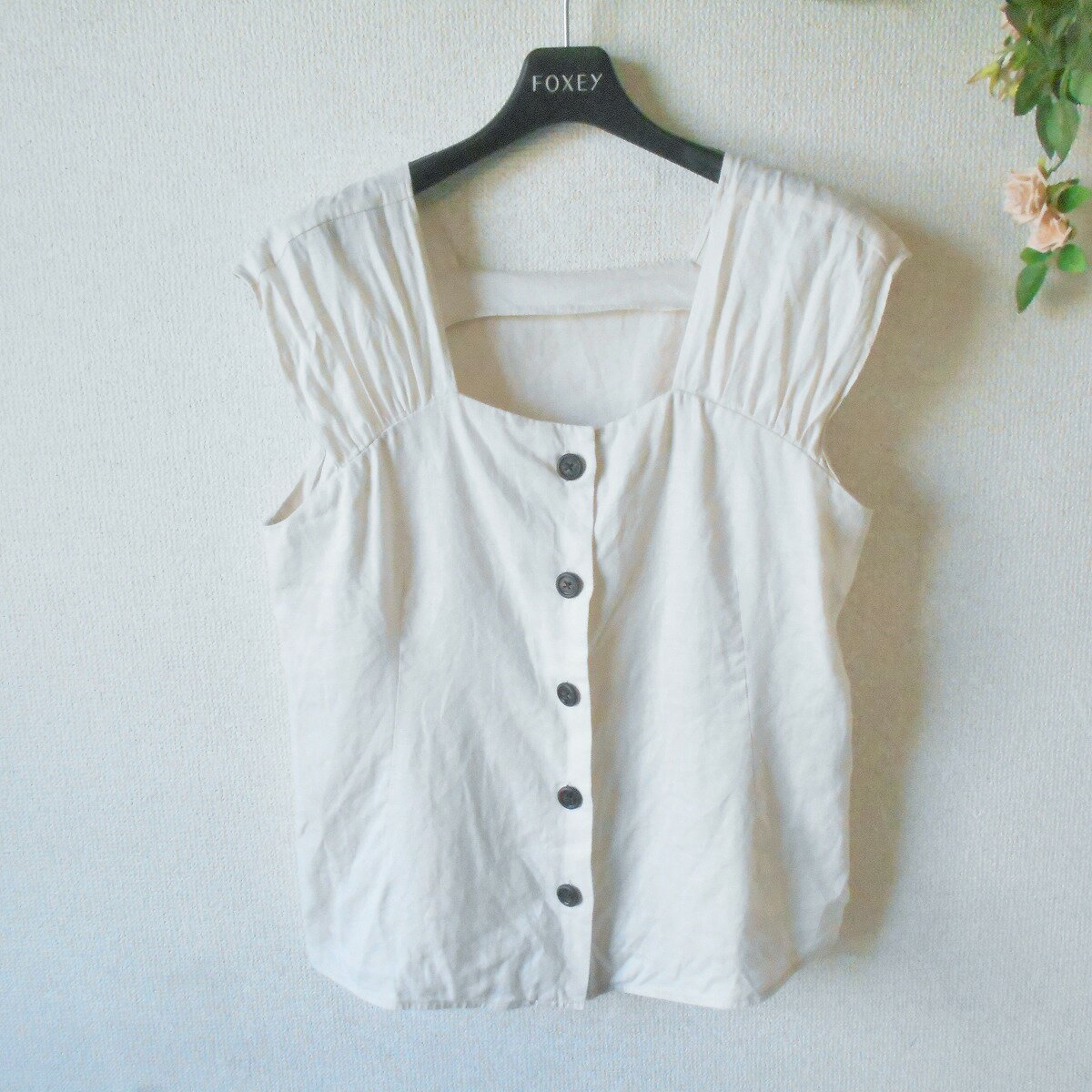 商品情報商品説明ナノユニバースのレディース用ブラウスになります。お色はキナリ系で夏を中心に着ていただけるお品です。フレンチリネン使用のとっても素敵なデザインです。ご不明な点はご遠慮なくお問い合わせください。コンディション【状態】USED品で...