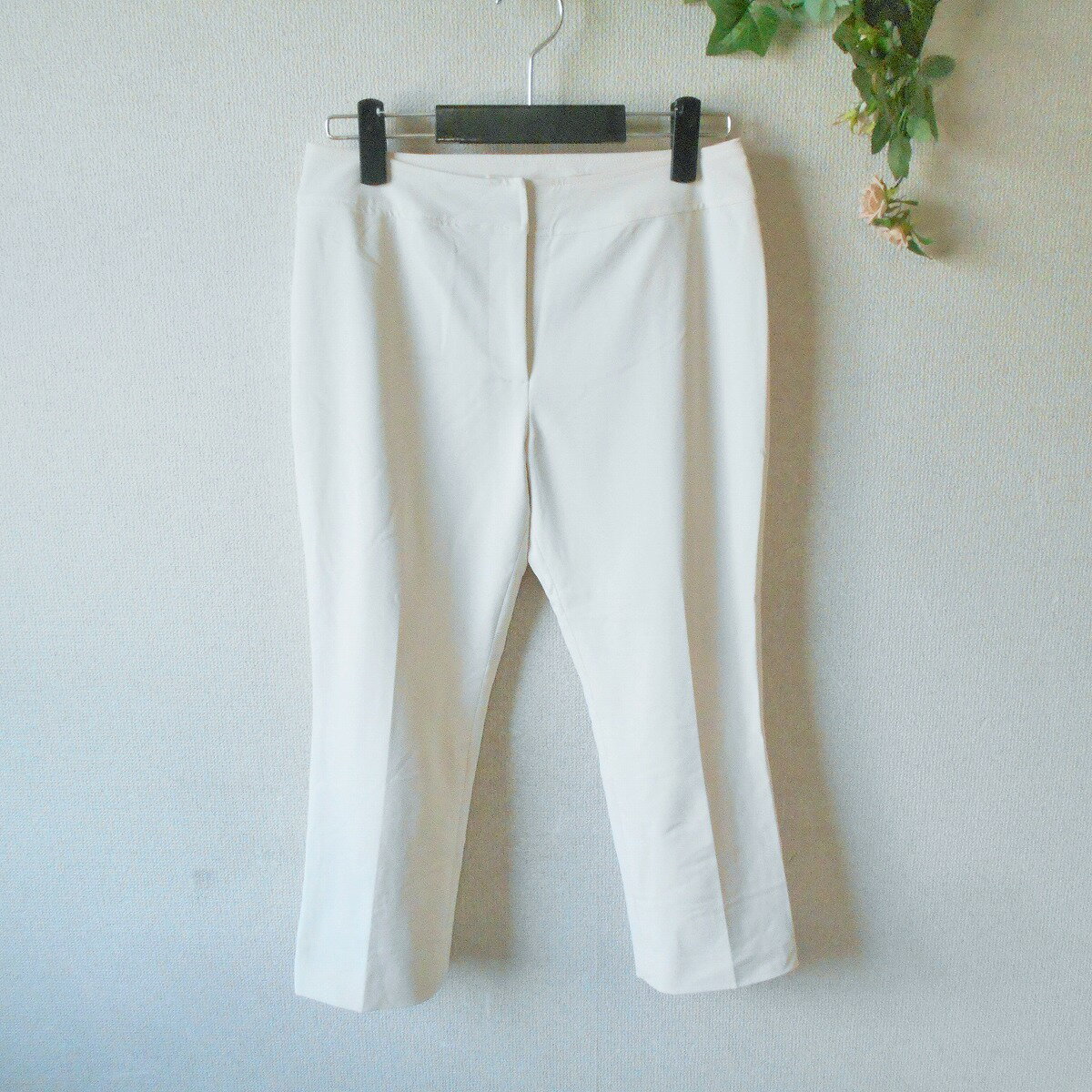 商品情報商品説明ラシュメールのレディース用クロップドパンツになります。お色はオフホワイト系で春夏を中心に着ていただけるお品です。ストレッチの効いた生地で動きやすいパンツです。ご不明な点はご遠慮なくお問い合わせください。コンディション【状態】...