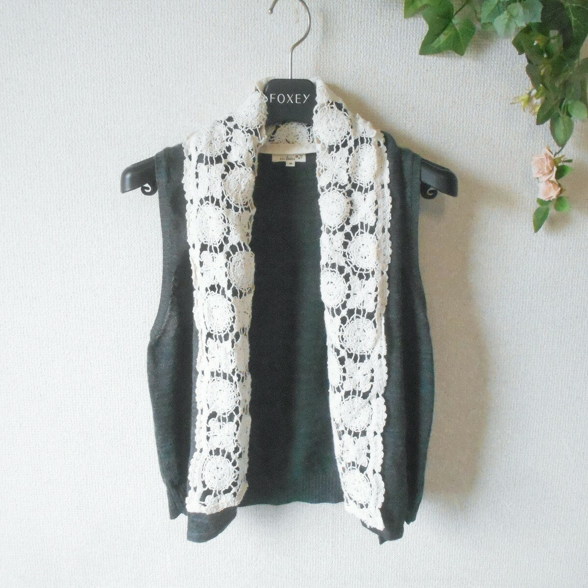 商品情報商品説明STC　JADISのレディース用ベストになります。お色は濃いグレーで、春や秋を中心に着ていただけるお品です。襟ぐりにはレースがしてあり、ボタン式で取り外しも可能なとっても素敵なデザインです。ご不明な点はご遠慮なくお問い合わせ...