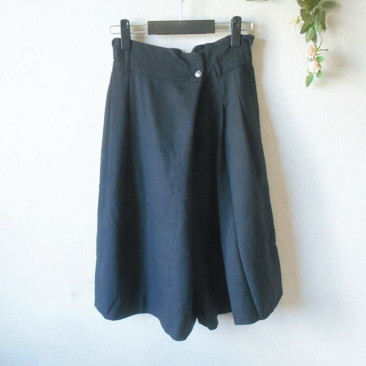 商品情報商品説明フェンネルのガウチョパンツになります。お色は濃いグレー系で秋冬を中心に着ていただけるお品です。前が重なるとってもお洒落なデザインです。ご不明な点はご遠慮なくお問い合わせください。コンディション【状態】USED品です。とくに目...