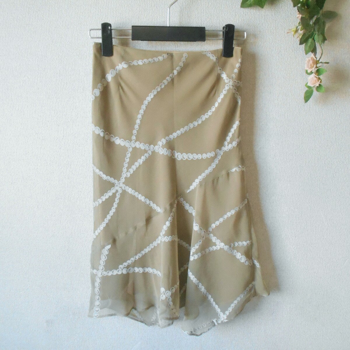 商品情報商品説明ボッシュのスカートになります。お色はベージュ系ベースで、パールビジューの柄が全体に入っています。春夏を中心に着ていただけるお品で、裾が変形になったとっても素敵なデザインです。ご不明な点はご遠慮なくお問い合わせください。コンデ...