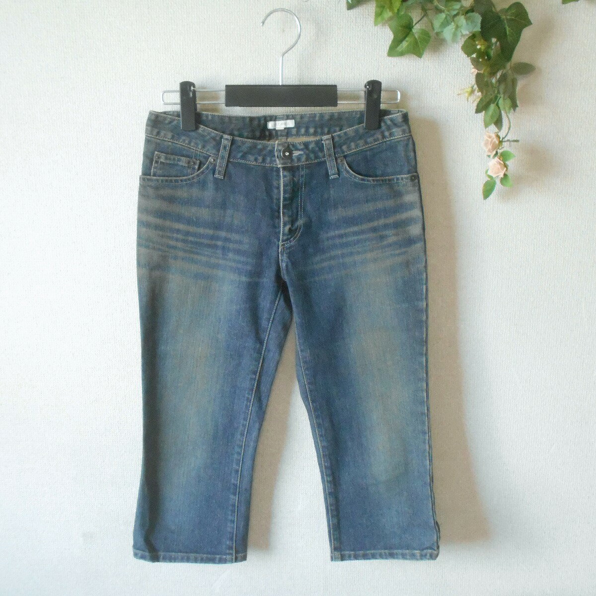 商品情報商品説明レストローズのデニム生地クロップドパンツになります。ヒップポケットにはお花のような刺繍が入っていて、とっても素敵なデザインです。ご不明な点はご遠慮なくお問い合わせください。コンディション【状態】USED品です。普通に使用して...