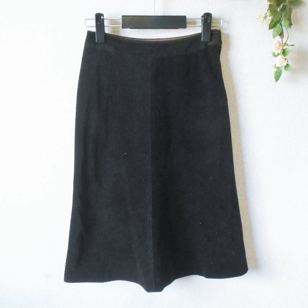 商品情報商品説明ピクニックカンパニーのスカートになります。お色は濃いブラウン系でコーデュロイ生地の秋冬を中心に着ていただけるお品です。＊同生地のジャケットも出品中です。ご不明な点はご遠慮なくお問い合わせください。コンディション【状態】USE...