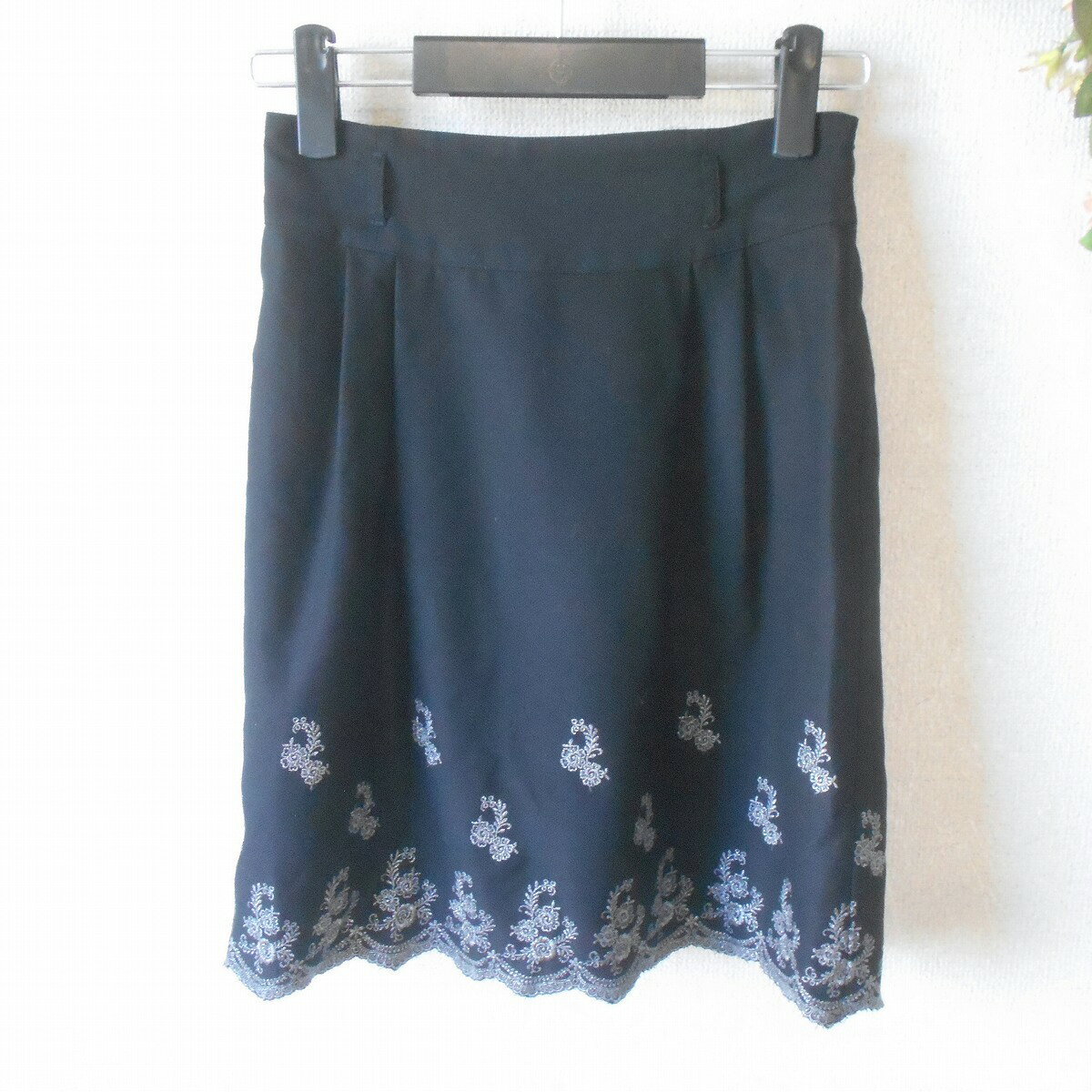 商品情報商品説明レストローズのスカートになります。お色は黒色ベースで、ほぼオールシーズン使えるお品です。裾にはシルバーラメの刺繍が入っていて、とっても素敵なデザインです。ご不明な点はご遠慮なくお問い合わせください。コンディション【状態】US...