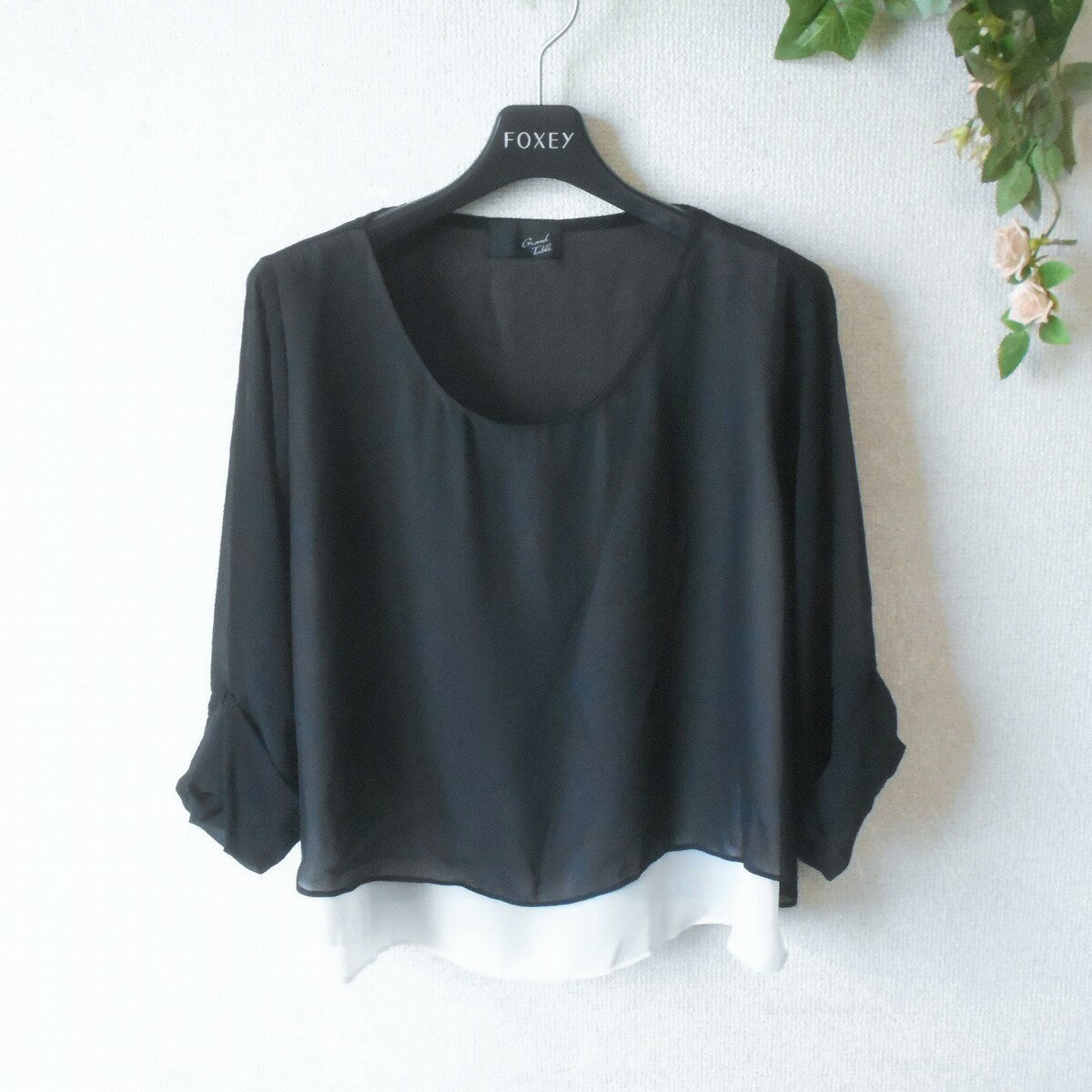 商品情報商品説明グランターブルのレディース用ブラウスになります。お色は黒色で内側には、白色が使用されています。透け感のある7分袖で、春夏を中心に着ていただける、とってもお洒落なブラウスです。ご不明な点はご遠慮なくお問い合わせください。コンデ...