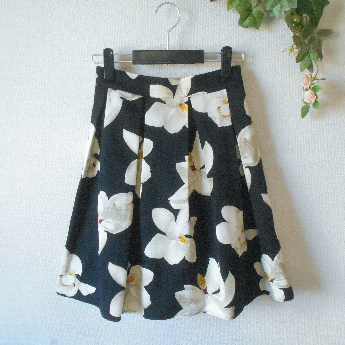商品情報商品説明G＆Bのスカートになります。お色は黒色ベースで、大きめなお花のプリントが全体に入っています。プリーツ（タック）の入ったひざ丈で、ほぼオールシーズン使える感じの素敵なスカートです。ご不明な点はご遠慮なくお問い合わせください。コ...