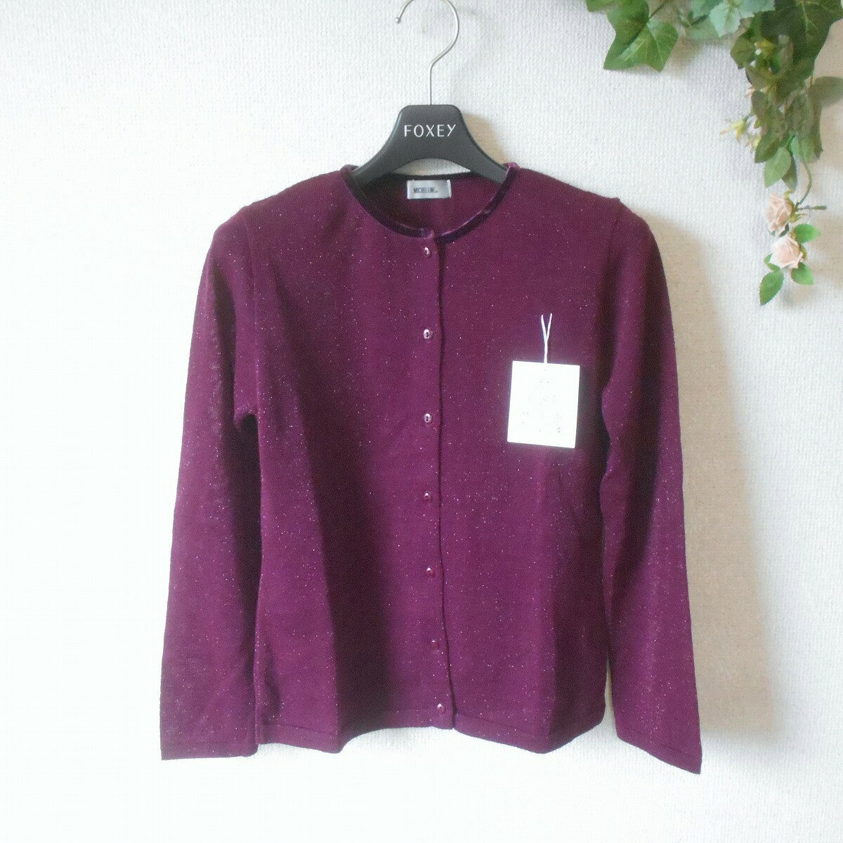 商品情報商品説明ミシェリーヌのレディース用薄手カーディガンになります。お色はエンジ系で全体にシルバーラメが入った秋冬を中心に着ていただけるお品です。襟ぐりにはベロアが使用された、とっても素敵なデザインです。ご不明な点はご遠慮なくお問い合わせ...