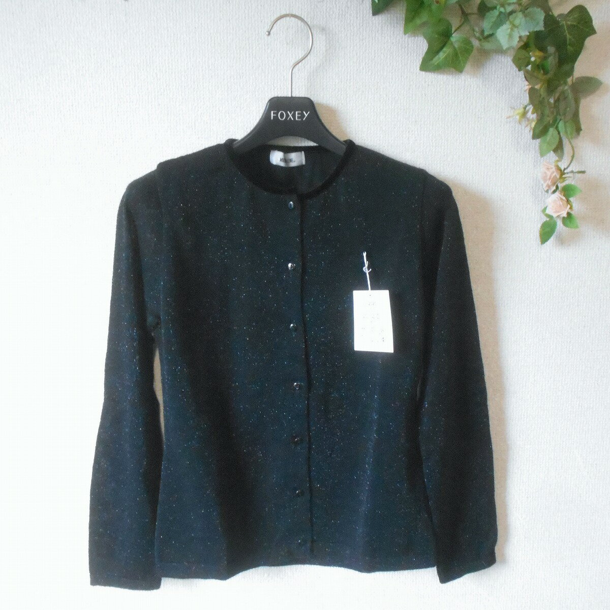 商品情報商品説明ミシェリーヌのレディース用薄手カーディガンになります。お色は黒色で全体にシルバーラメが入った秋冬を中心に着ていただけるお品です。襟ぐりにはベロアが使用された、とっても素敵なデザインです。ご不明な点はご遠慮なくお問い合わせくだ...