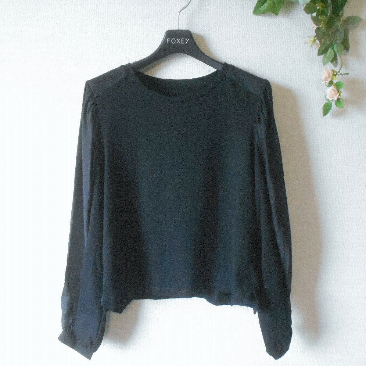 商品情報商品説明レアージュのレディース用カットソーになります。お色は黒色で春や秋を中心に着ていただけるお品です。お袖は半分シースルー生地に切替られた、とっても素敵なデザインです。ご不明な点はご遠慮なくお問い合わせください。コンディション【状...