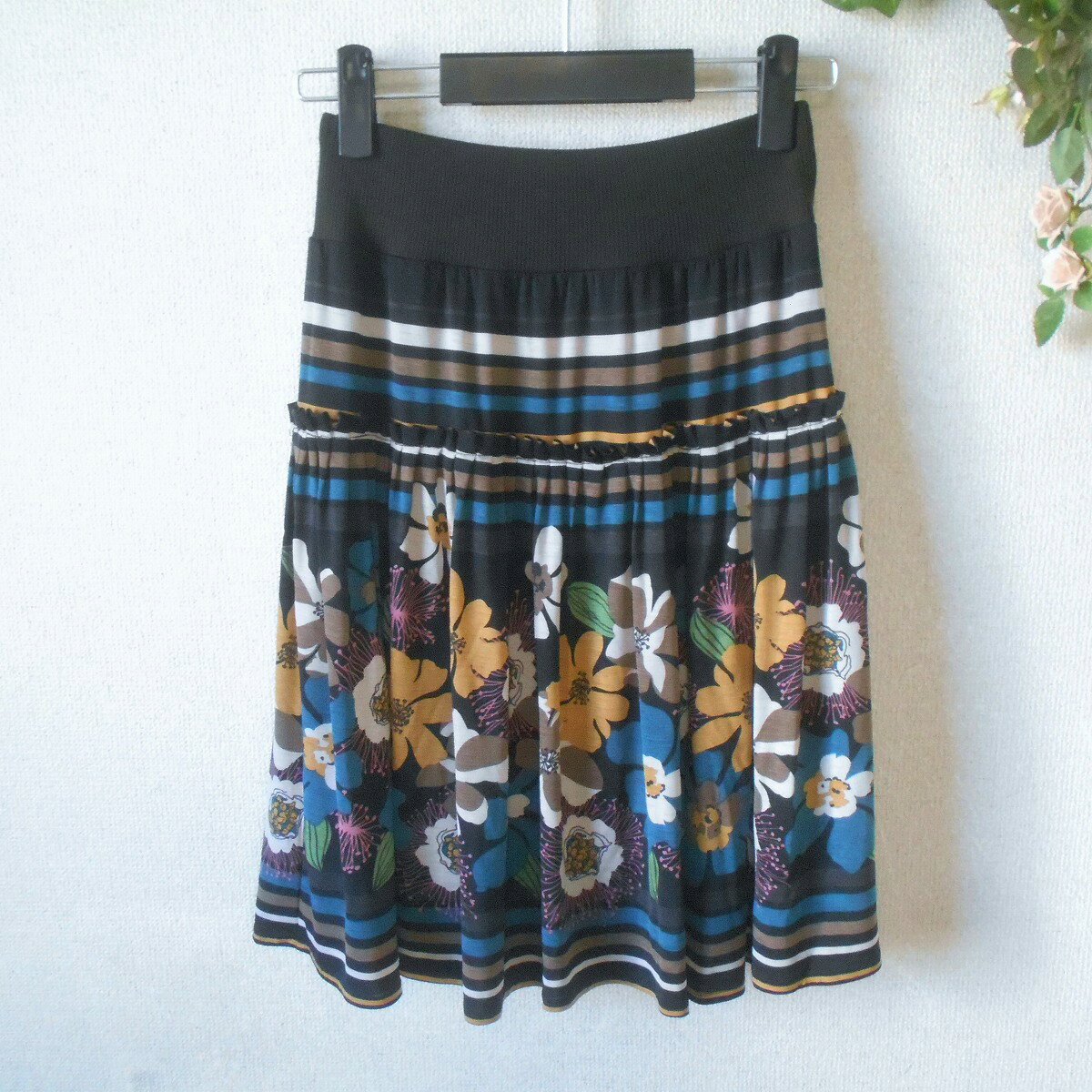 商品情報商品説明プリシラバスのスカートになります。お色はブラウンベースで多色使用のお花のプリントとボーダーが入っています。薄手生地で春夏が中心になりますが、秋っぽいカラーで使い方次第でオールシーズン使えそうです。ウエストは総ゴムで、タックが...
