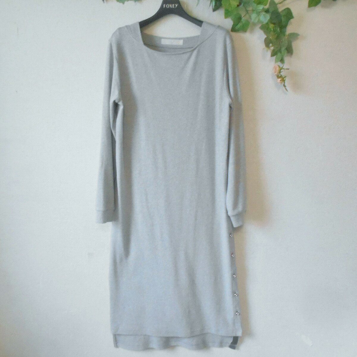 商品情報商品説明リラクシングアールのワンピースになります。お色はグレー系で春や秋を中心に着ていただけるお品です。左サイドにはボタン付きのスリットが入った、とっても素敵なデザインです。ご不明な点はご遠慮なくお問い合わせください。コンディション...
