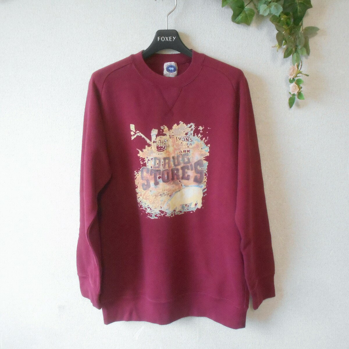 商品情報商品説明ドラッグストアーズの中でも人気のDSクラブのトレーナーになります。お色はエンジ色系ベースで、スウェット生地の長袖です。前にロゴやブタさんの入ったプリントが付いていて、サイズが合えば男女兼用で使える感じのデザインです。ご不明な...