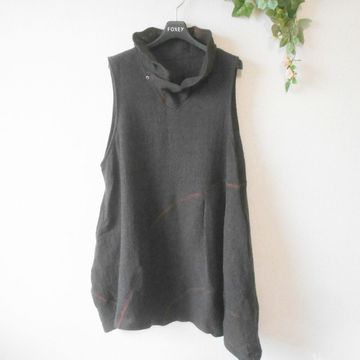 商品情報商品説明（有）アイプランニングのチュニックワンピースになります。お色はブラウンで、毛100％の秋冬向きです。ホームページで確認しますと同じデザインの異素材の商品で税込定価28080円のお品です。首元や全体のシルエット等、大変お洒落な...