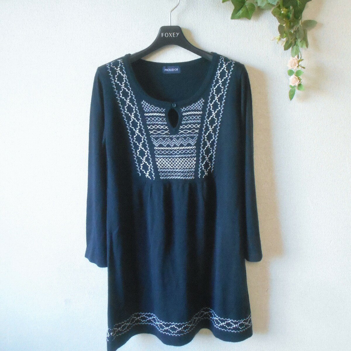 商品情報商品説明プラウドオフのニットチュニックワンピースになります。お色は黒色ベースで秋冬を中心に着ていただけるお品です。胸や裾には刺繍が入った、とっても素敵なデザインです。ご不明な点はご遠慮なくお問い合わせください。コンディション【状態】...