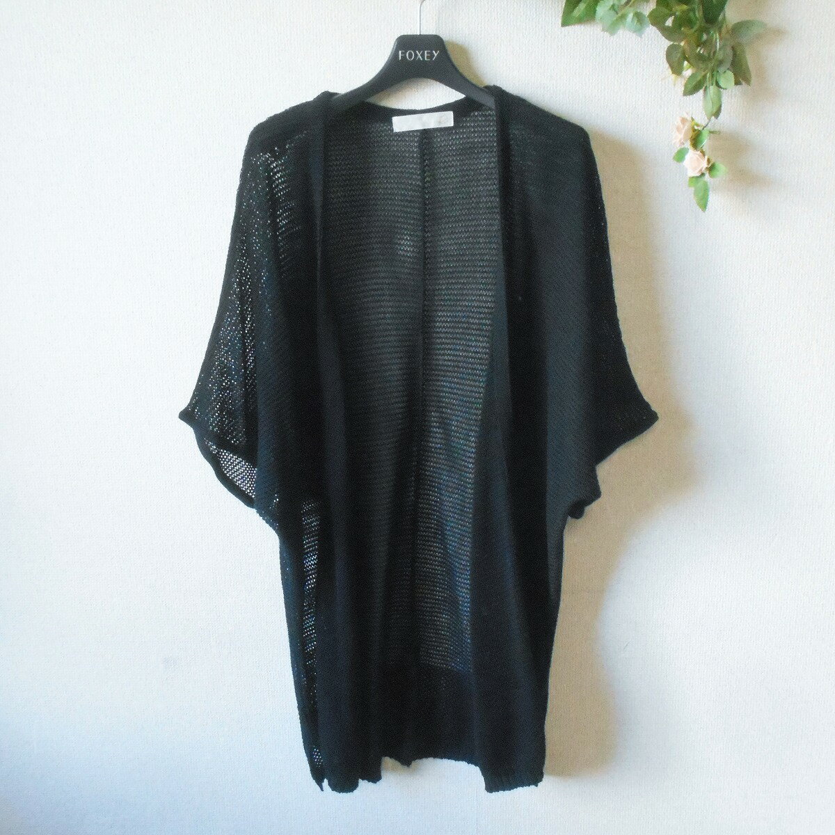 商品情報商品説明リラクシングアールのレディース用カーディガンになります。お色は黒色で春夏を中心に着ていただけるお品です。目の粗いニットで5分袖くらいのとっても素敵なデザインです。＊前はボタン等はなく羽織っていただくデザインです。ご不明な点は...