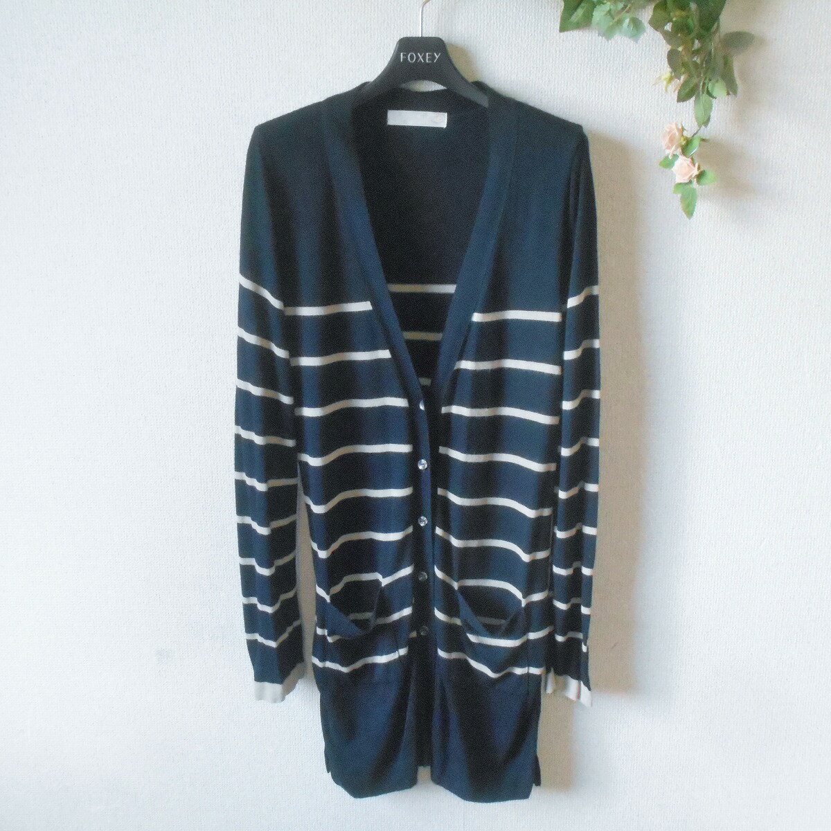 商品情報商品説明リラクシングアールのレディース用カーディガンになります。お色は黒とベージュ系のボーダー柄で春や秋を中心に着ていただけるお品です。長めの着丈で、とっても素敵なデザインです。ご不明な点はご遠慮なくお問い合わせください。コンディシ...