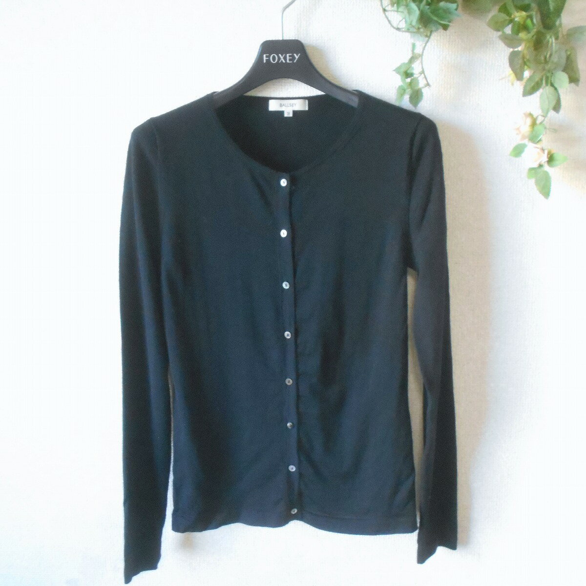 商品情報商品説明ご不明な点はご遠慮なくお問い合わせください。コンディション【状態】USED品です。普通に使用してできる使用感はあるとお考えください。目立ったシミ、キズ、汚れは見られません。＊両脇下に使用による擦れがございます。画像アップして...