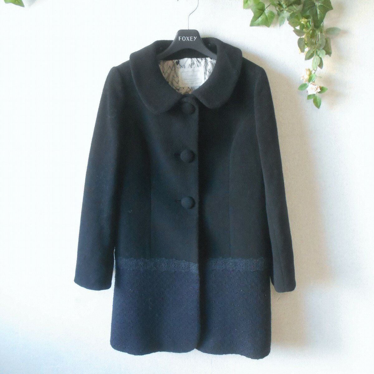 商品情報商品説明オンワード樫山、フェルゥのレディース用コートになりますが、お色は黒色で冬を中心に着ていただけるお品です。衿はボタン式で脱着が可能で、ノーカラーとしても使えるとっても素敵なデザインです。ご不明な点はご遠慮なくお問い合わせくださ...