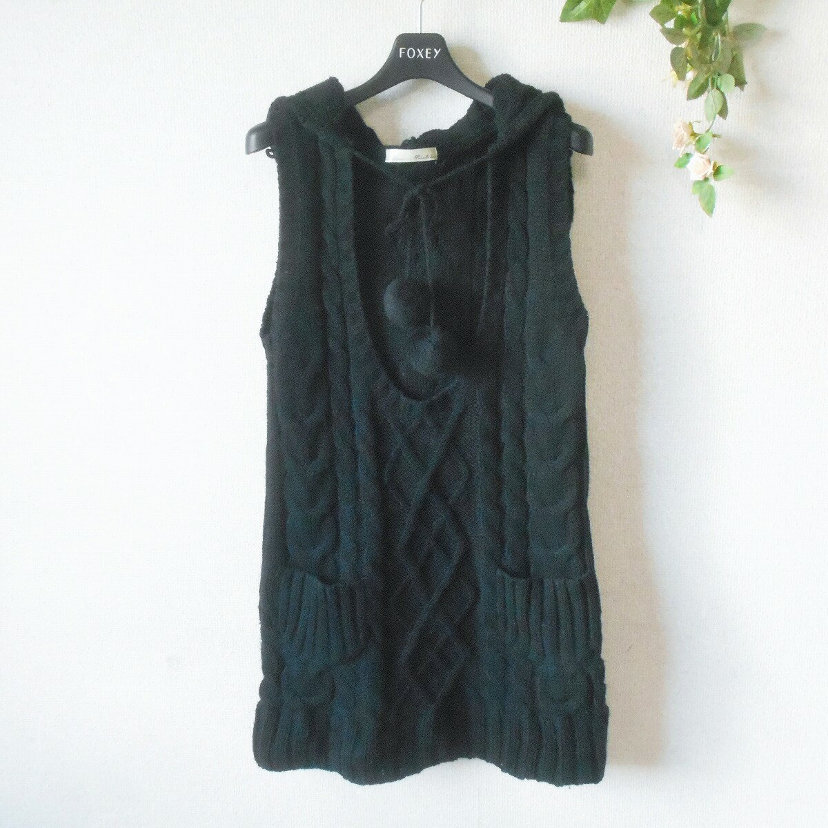 商品情報商品説明プリシラバスのニットチュニックになります。お色は黒色で秋冬を中心に着ていただけるお品です。フード付きのデザインで首元にはボンボンが付いた、とっても素敵なデザインです。ご不明な点はご遠慮なくお問い合わせください。コンディション...