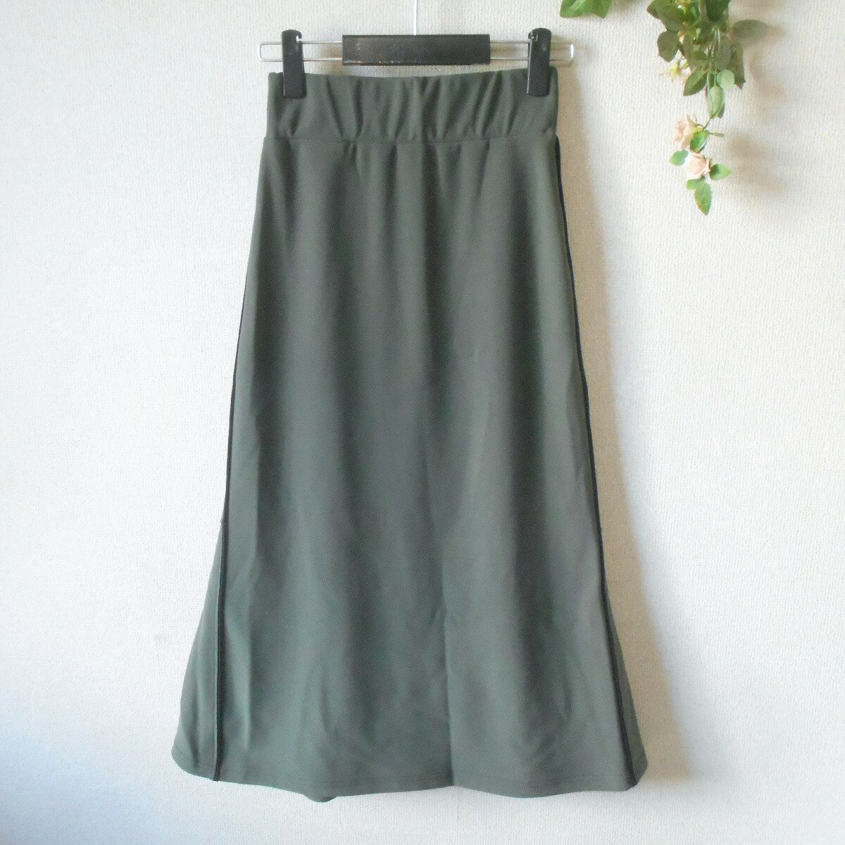 商品情報商品説明アルタモーダフェリーニのスカートになります。お色は深緑系カーキで秋冬を中心に着ていただけるお品です。サイドライン入りのとっても素敵なデザインです。ご不明な点はご遠慮なくお問い合わせください。コンディション【状態】USED品で...