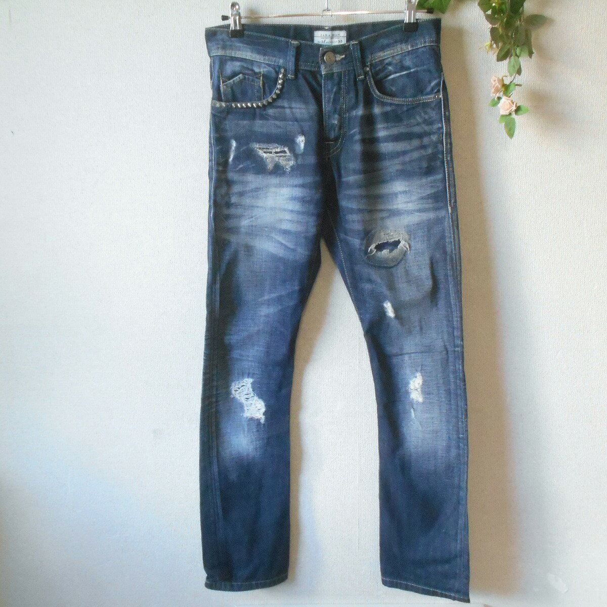 商品情報商品説明ZARA　MENのジーンズになります。ダメージ入りのお洒落なデザインです。ご不明な点はご遠慮なくお問い合わせください。コンディション【状態】USED品です。使用感があり、色落ち、ダメージがございます。元々の色落ちとダメージと...