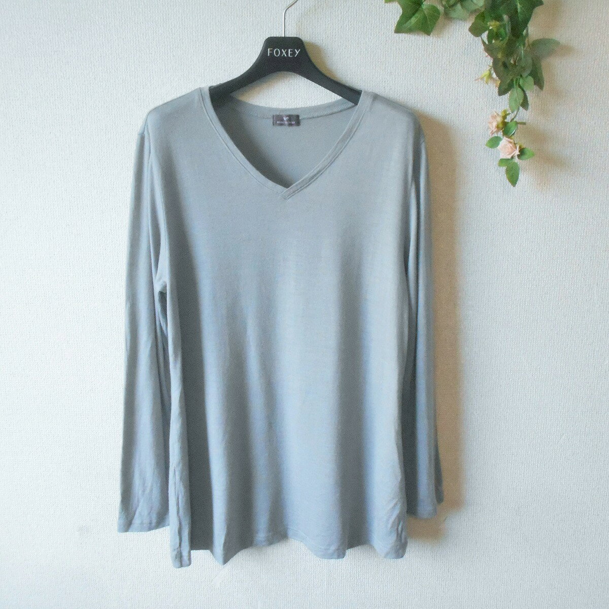 商品情報商品説明ウールファクトリーのレディース用セーターになります。お色はグレー系で秋冬春の3シーズン使えるお品です。薄手のVネックでシンプルなデザインです。ご不明な点はご遠慮なくお問い合わせください。コンディション【状態】USED品です。...