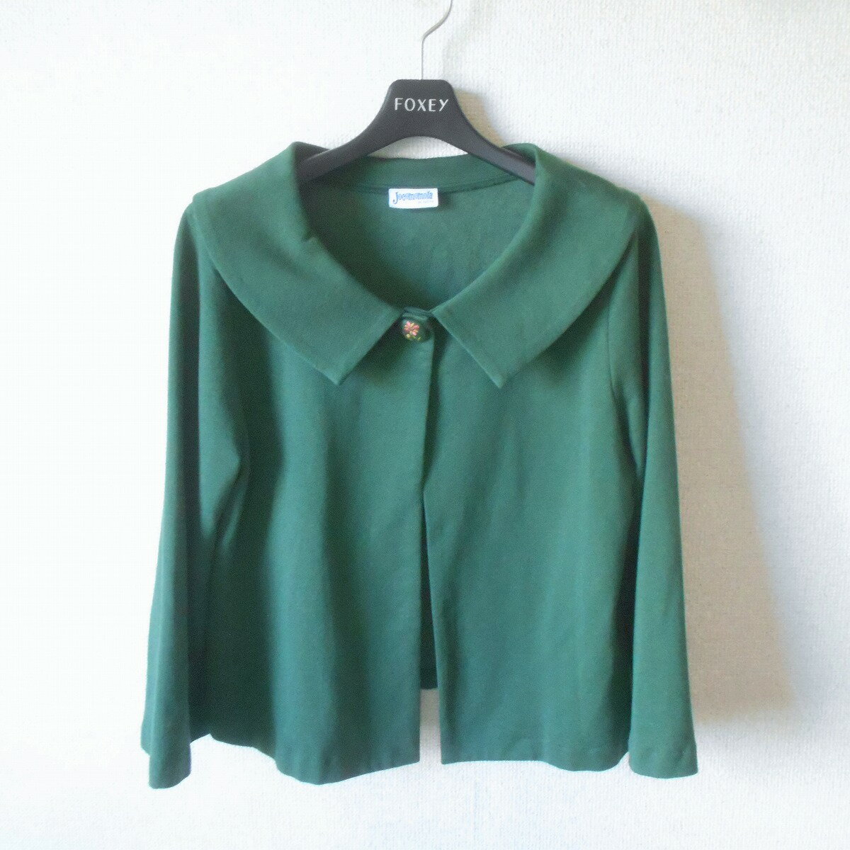 商品情報商品説明ホコモモラデシビラのレディース用ジャケットになります。お色はモスグリーン系で春や秋を中心に着ていただけるお品です。前はトップボタン1つで刺繍入りのとっても素敵なデザインです。ご不明な点はご遠慮なくお問い合わせください。コンデ...