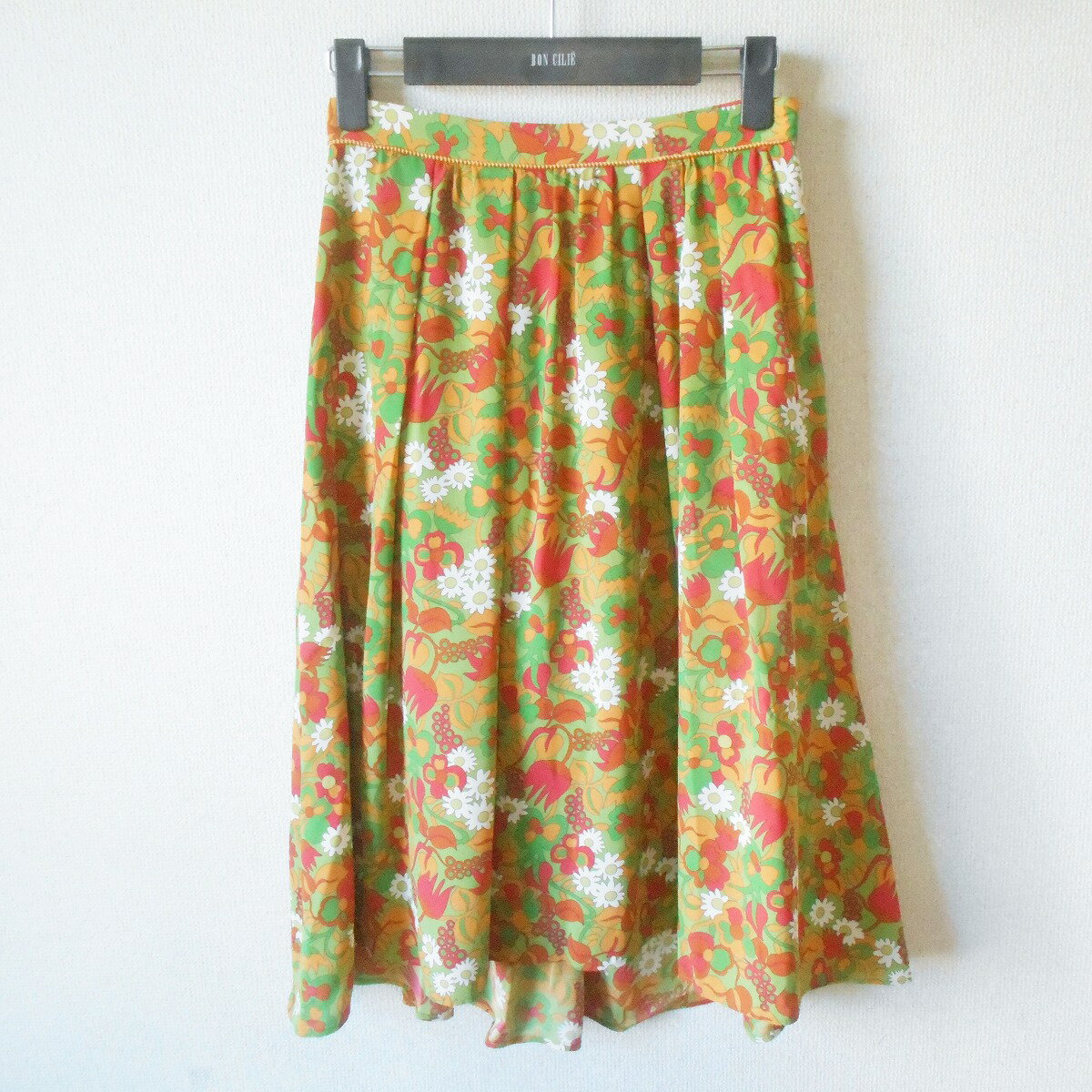 商品情報商品説明ホコモモラデシビラのスカートになります。お色はグリーン系のベースカラーで春夏を中心に着ていただけるお品です。後部の着丈が少し長いとっても素敵なデザインです。ご不明な点はご遠慮なくお問い合わせください。コンディション【状態】U...