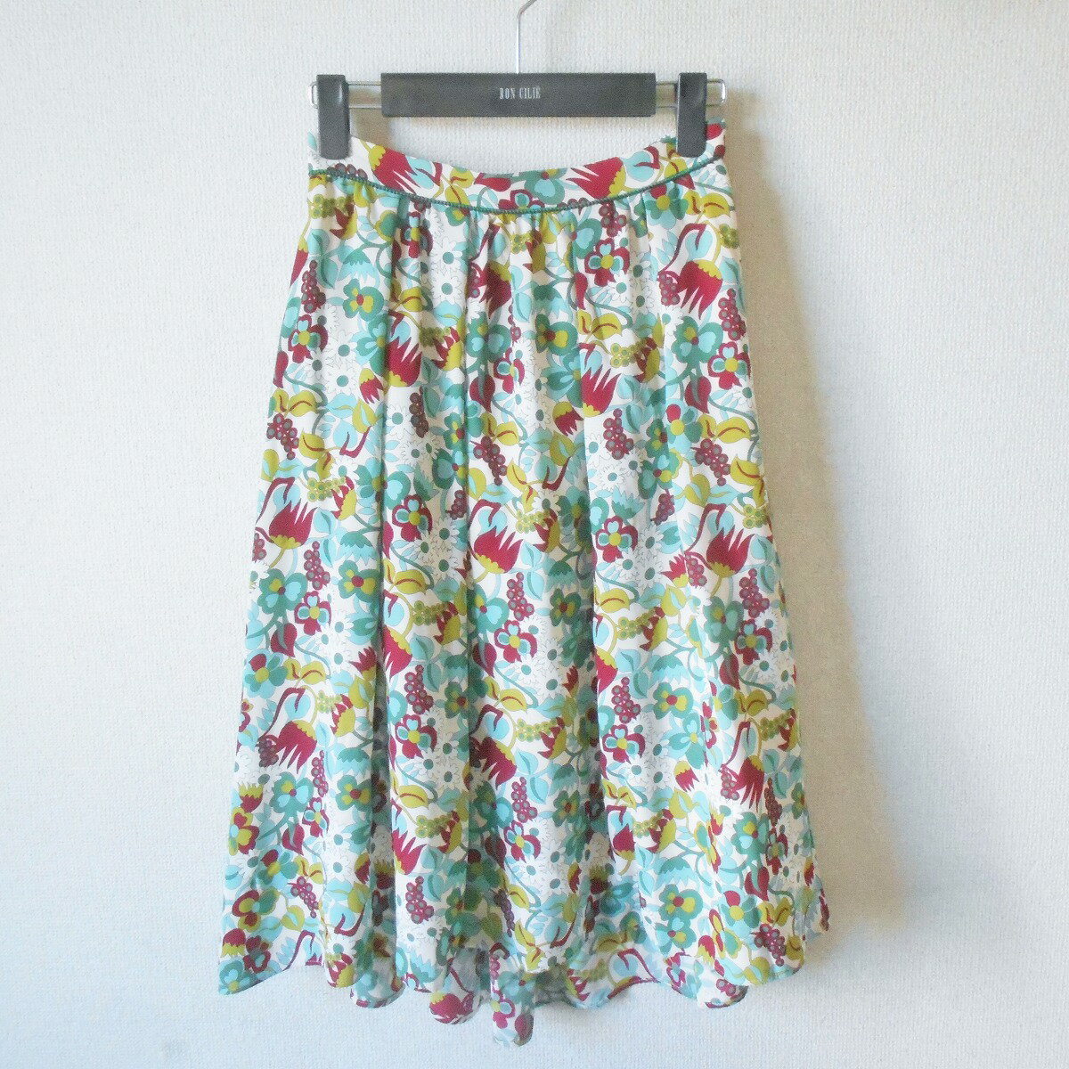 商品情報商品説明ホコモモラデシビラのスカートになります。お色はキナリ系のベースカラーで春夏を中心に着ていただけるお品です。後部の着丈が少し長いとっても素敵なデザインです。ご不明な点はご遠慮なくお問い合わせください。コンディション【状態】US...